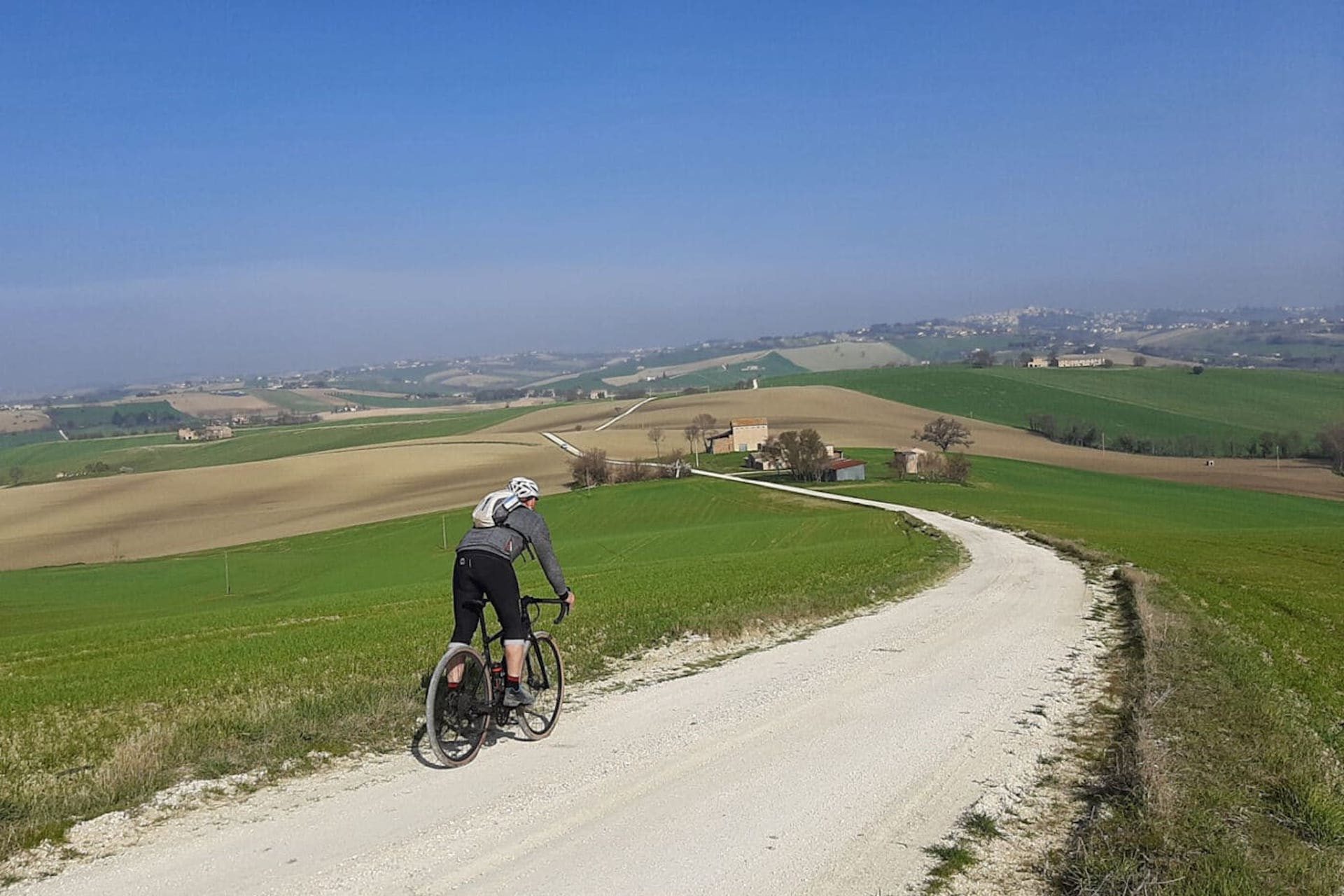 Viaggio in e-bike nelle Marche: Tra “I Borghi più belli d’Italia” e la Riviera del Conero ...